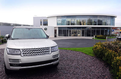 First customer takes delivery of all-new Range Rover | Easier