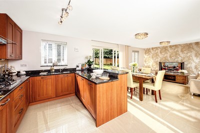 Award-winning chef “test drives” Redrow show home in Hailsham | Easier